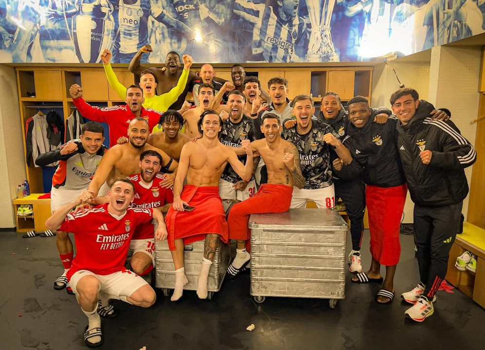 A imagem da festa do Benfica no balneário do FC Porto: Otamendi e Di María mostram como foi ...