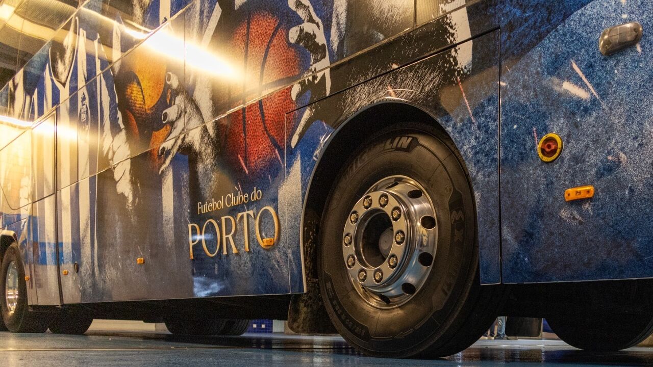 Autocarro secundário do FC Porto com nova imagem idealizada por sócio ...