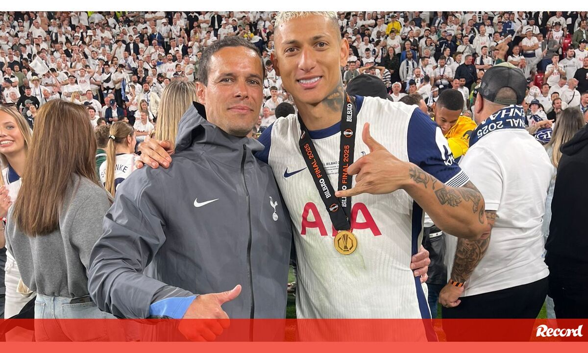 Assim se festeja a conquista da Liga Europa: português Sérgio Raimundo ...