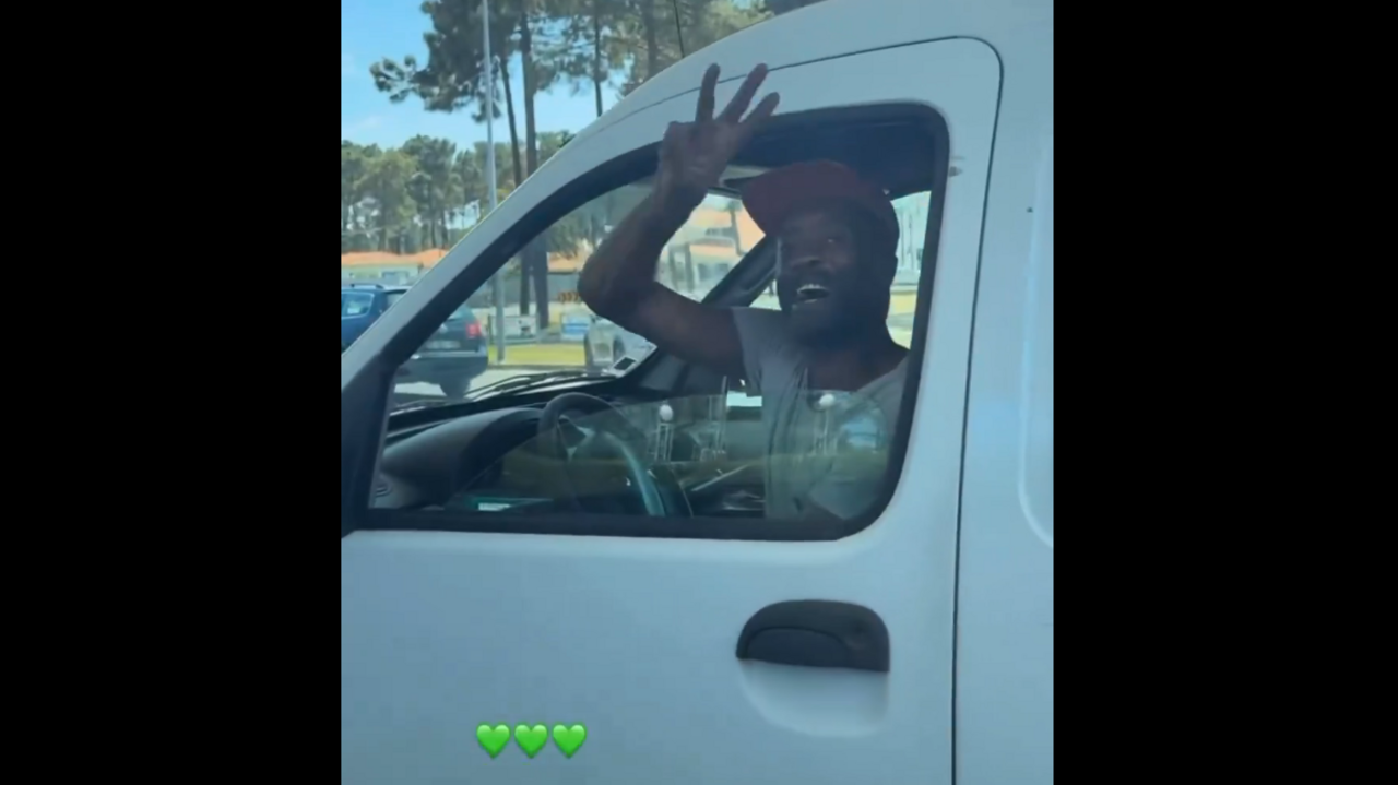 St. Juste parou para meter combustível e... apanhou leão em euforia ...