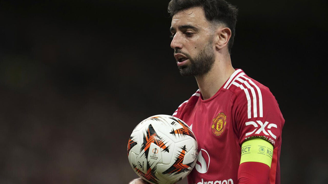 «Se sair, o balneário vai desmoronar-se»: jogadores do Man. United pedem a Bruno Fernandes que ...