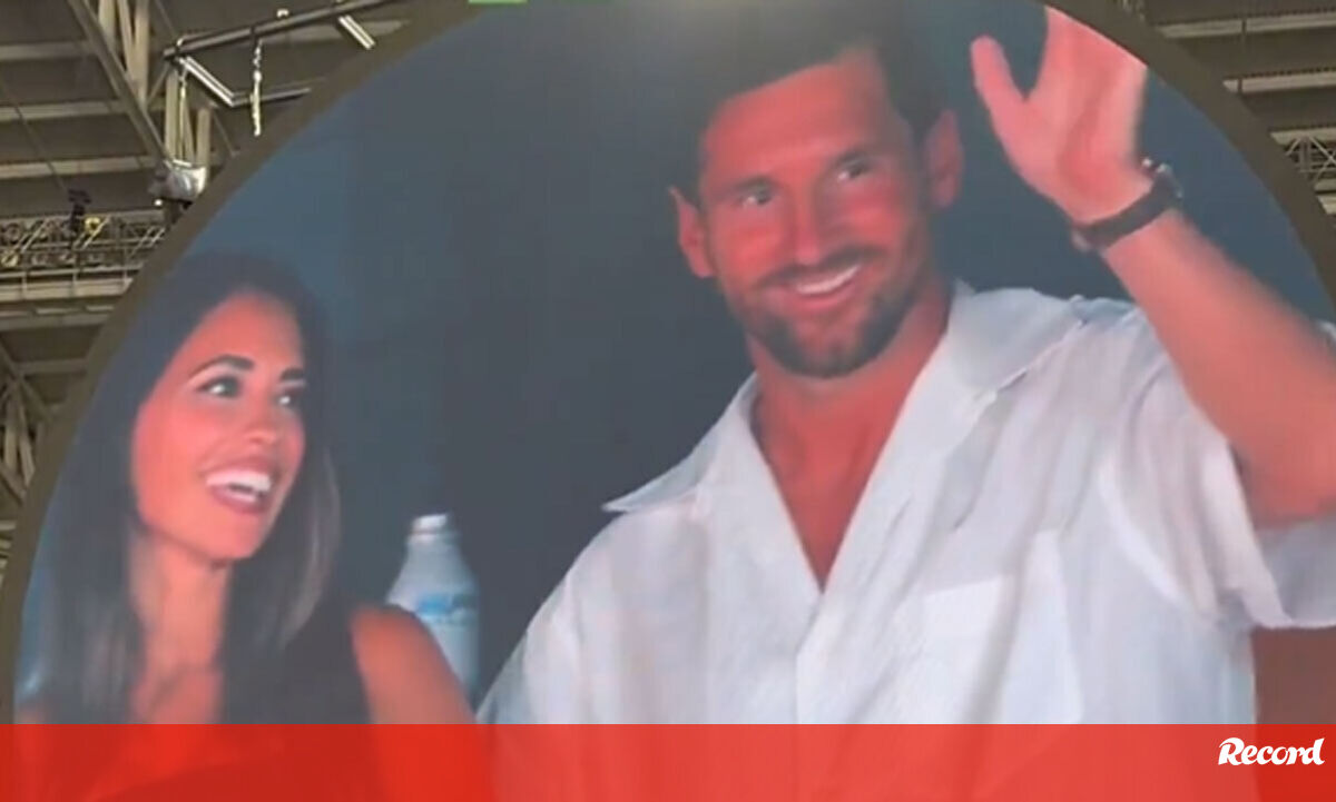Messi e Antonela aparecem na 'kiss cam' do concerto dos Coldplay e ...