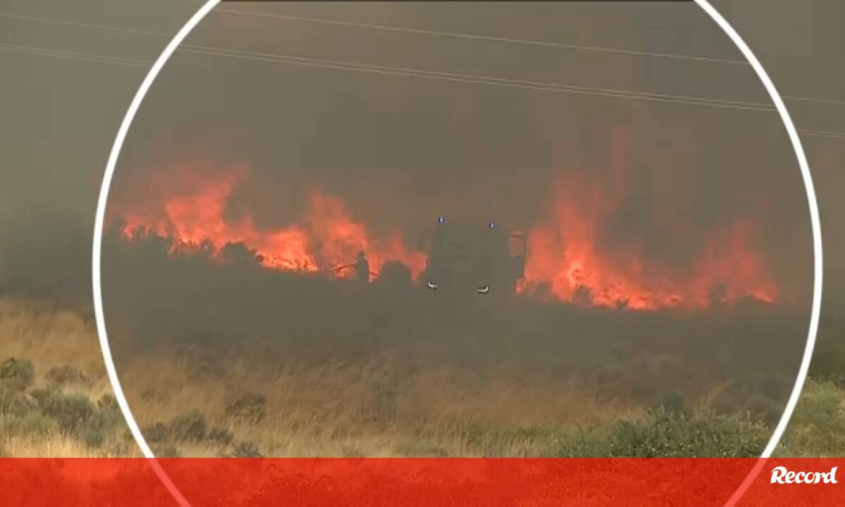 Carro dos bombeiros consumido pelas chamas em Almeida - Vídeos - Jornal ...