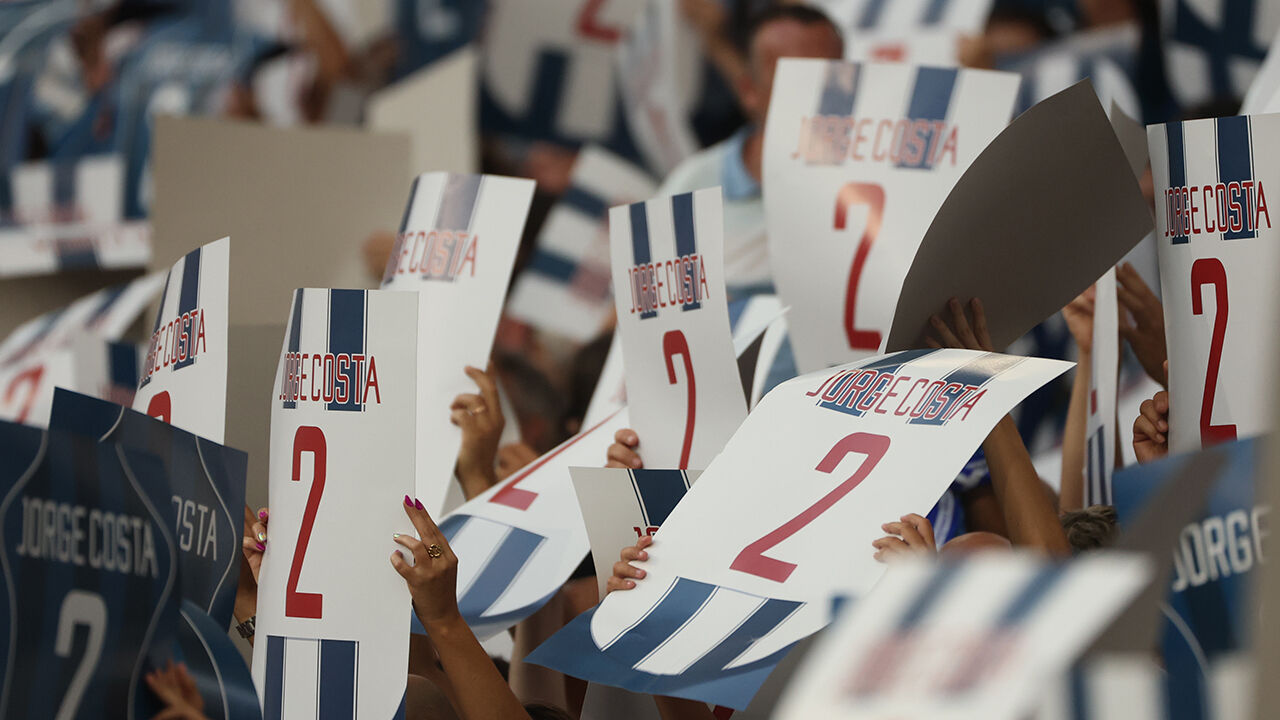 Filhos de Jorge Costa emocionados na tribuna presidencial do Dragão ...