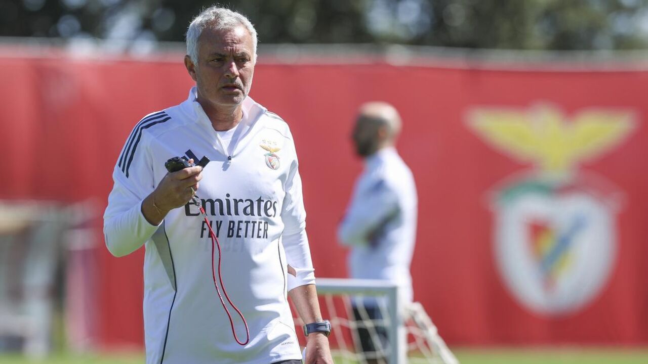Rotina do Benfica mudou mesmo: Mourinho volta a abrir a porta do treino - Benfica - Jornal Record