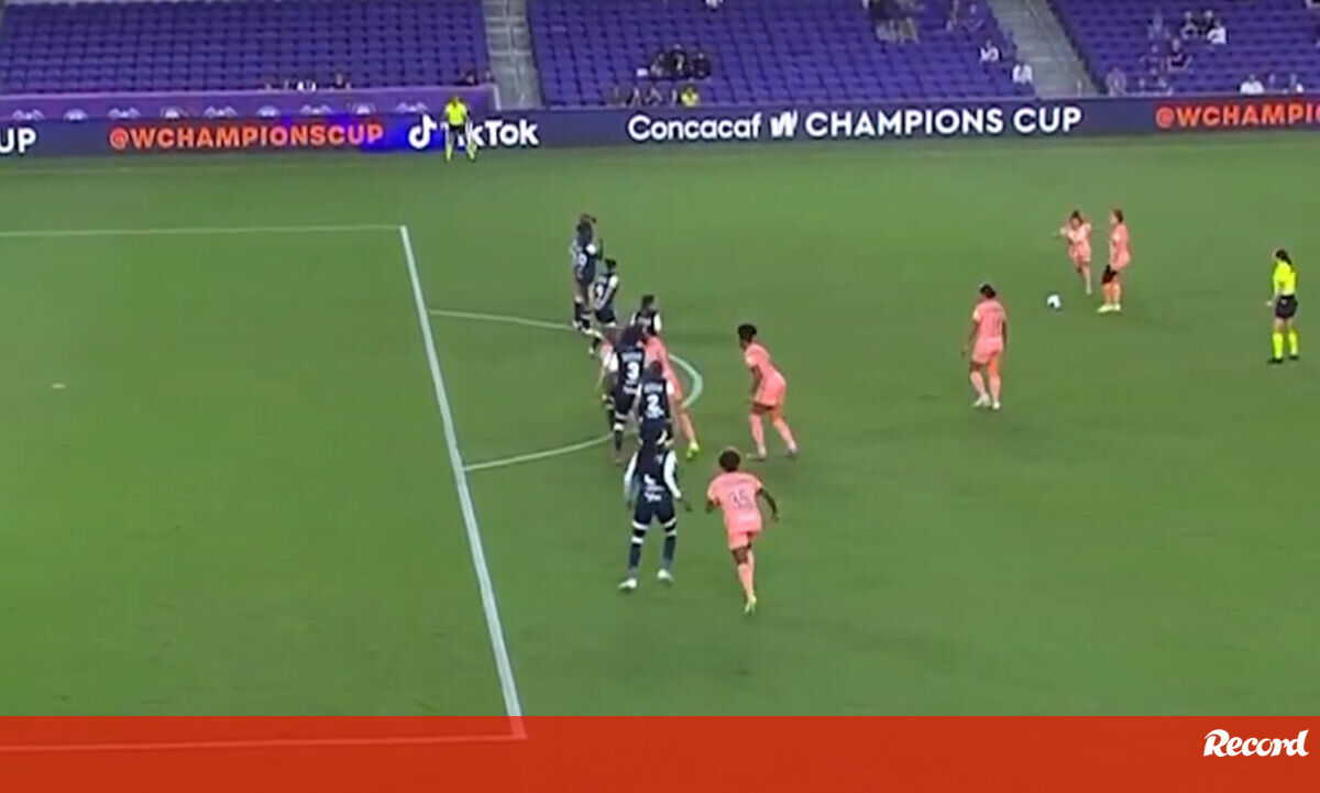 A idade não passa por ela: o golaço de livre direto de Marta na ...