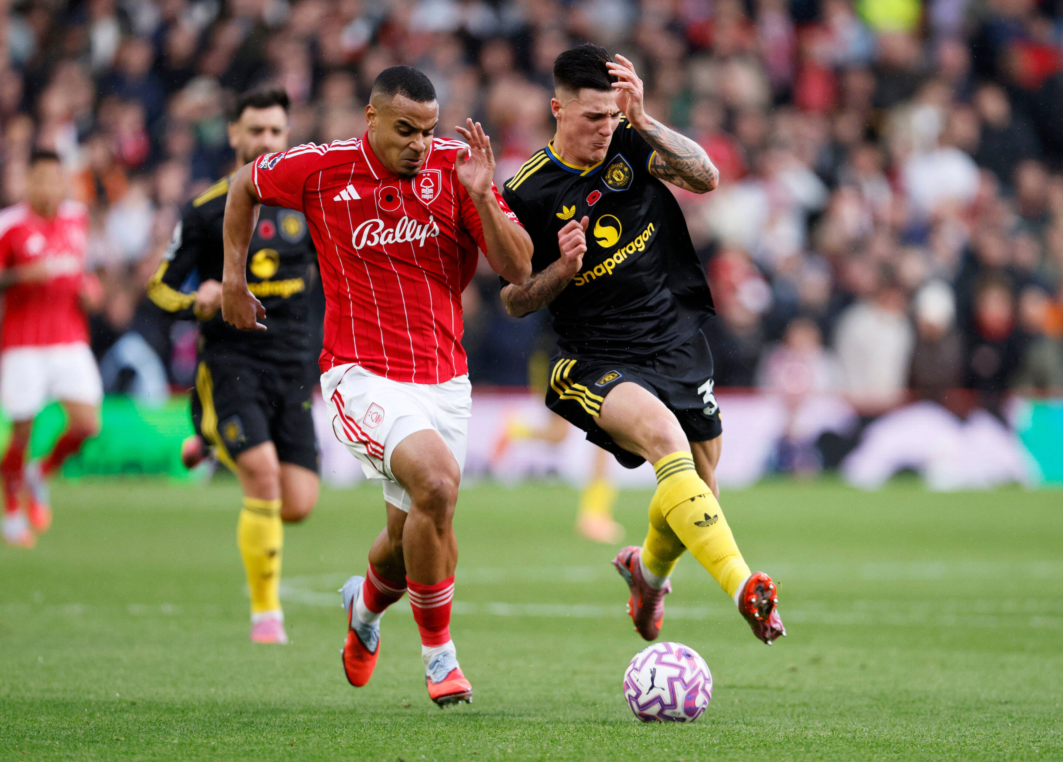 Gary Neville desiludido com Benjamin Sesko: «Parece desajeitado»