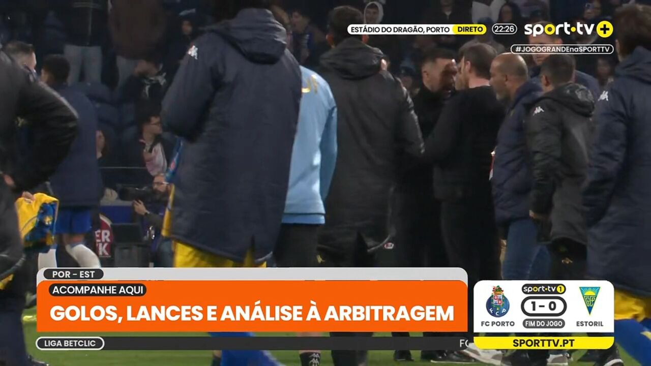 Novas imagens mostram a enorme confusão no relvado após o apito final ...