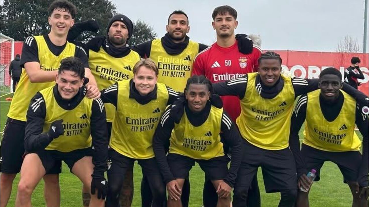 Lopes Cabral sorridente na equipa vencedora do primeiro treino do ...