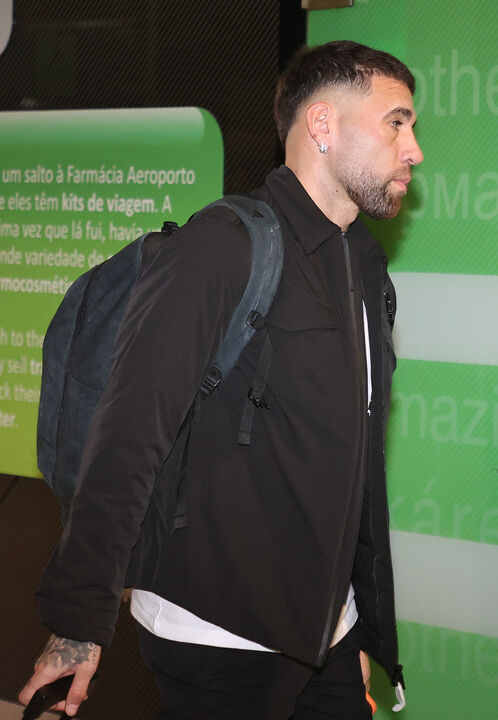 Autógrafos, concentração e conversa... ao longe: a partida do Benfica ...