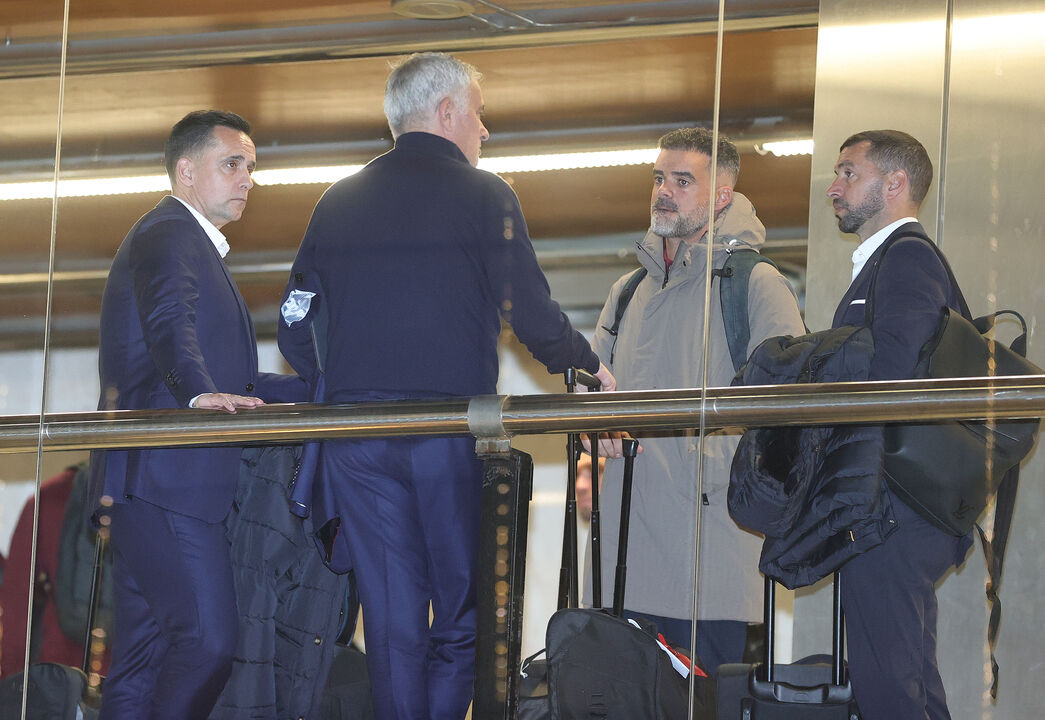 Autógrafos, concentração e conversa... ao longe: a partida do Benfica ...