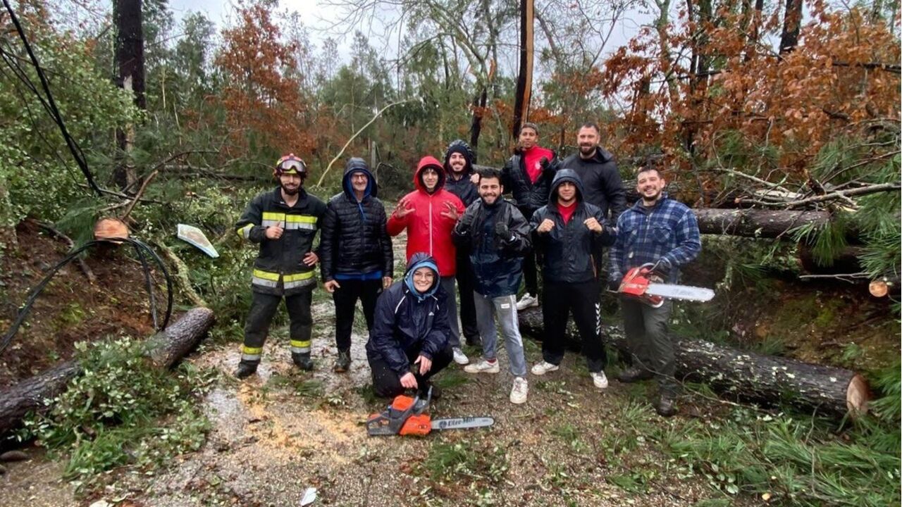Jogadores do ACRD Cabeçudo pegam em motosserras e ajudam bombeiros e ...