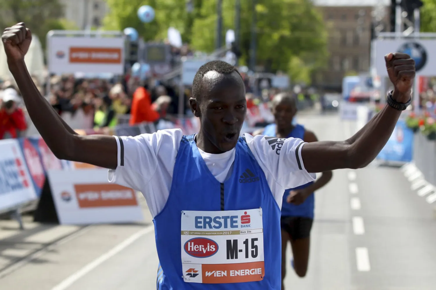 Albert Korir suspenso preventivamente por doping