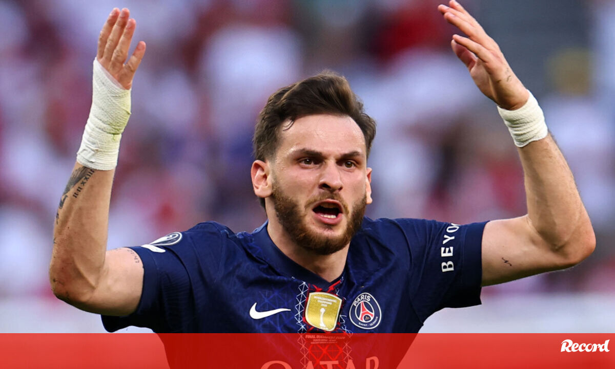 Kvaratskhelia é eleito o futebolista da época na Liga dos Campeões ...