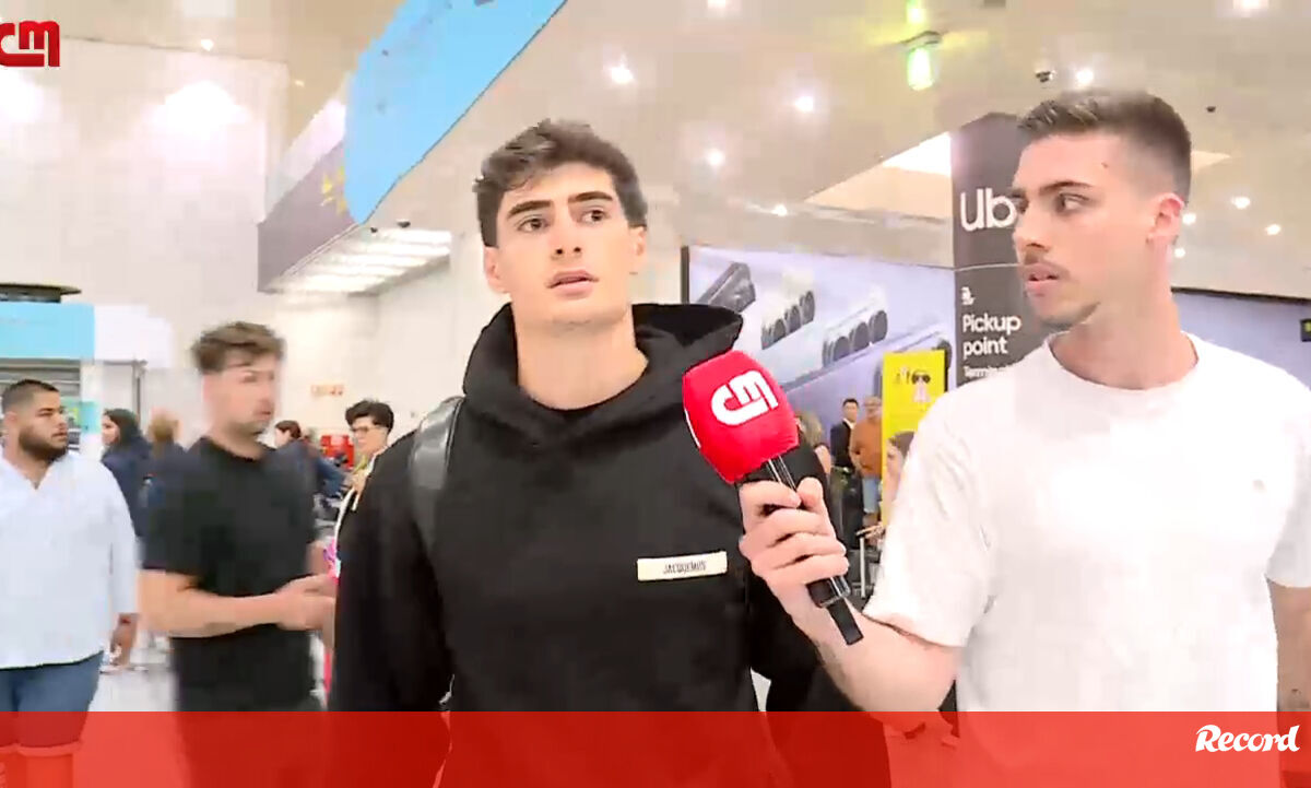 António Silva e Roberto Martínez juntos no avião na viagem de Budapeste ...