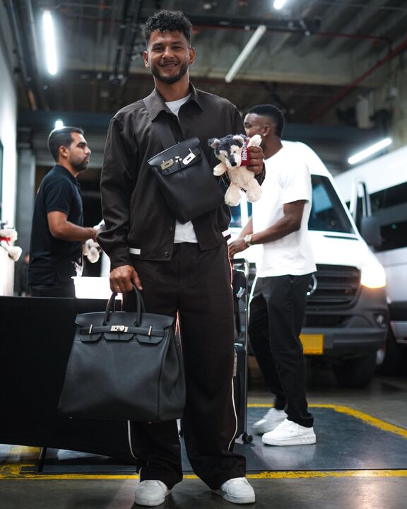 Mais um internacional de partida no Sporting: Luis Suárez já chegou à ...