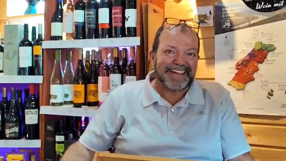 Dono de uma cave de vinhos, presidente do Rancho e radialista ...