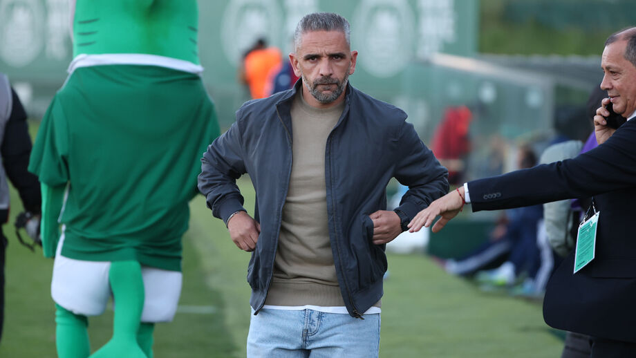 O "seja o que Deus quiser" na lateral-direita, o "bom gajo" e o "ar ...