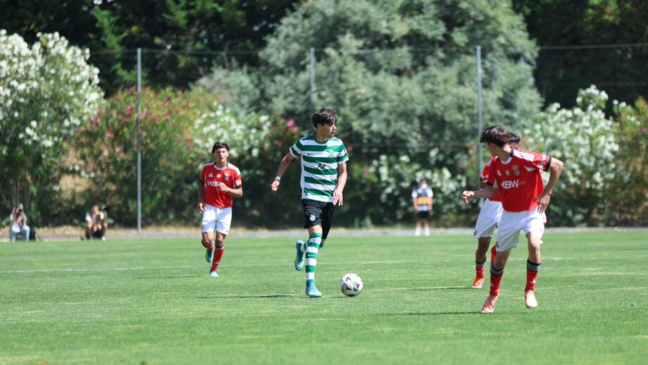 Benfica vence Sporting e assume liderança do Nacional de Iniciados ...