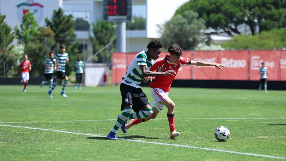 Benfica vence Sporting e assume liderança do Nacional de Iniciados ...