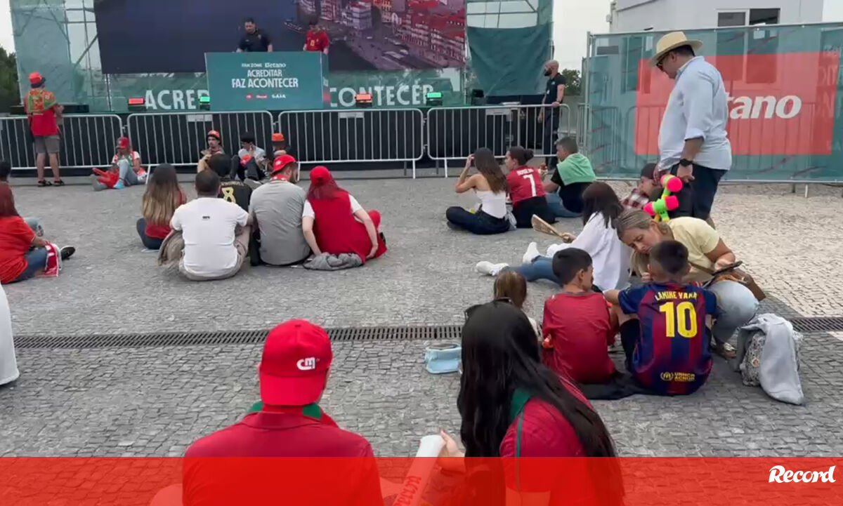 Adeptos da Seleção Nacional começam a chegar à Fan Zone Betano em Gaia ...