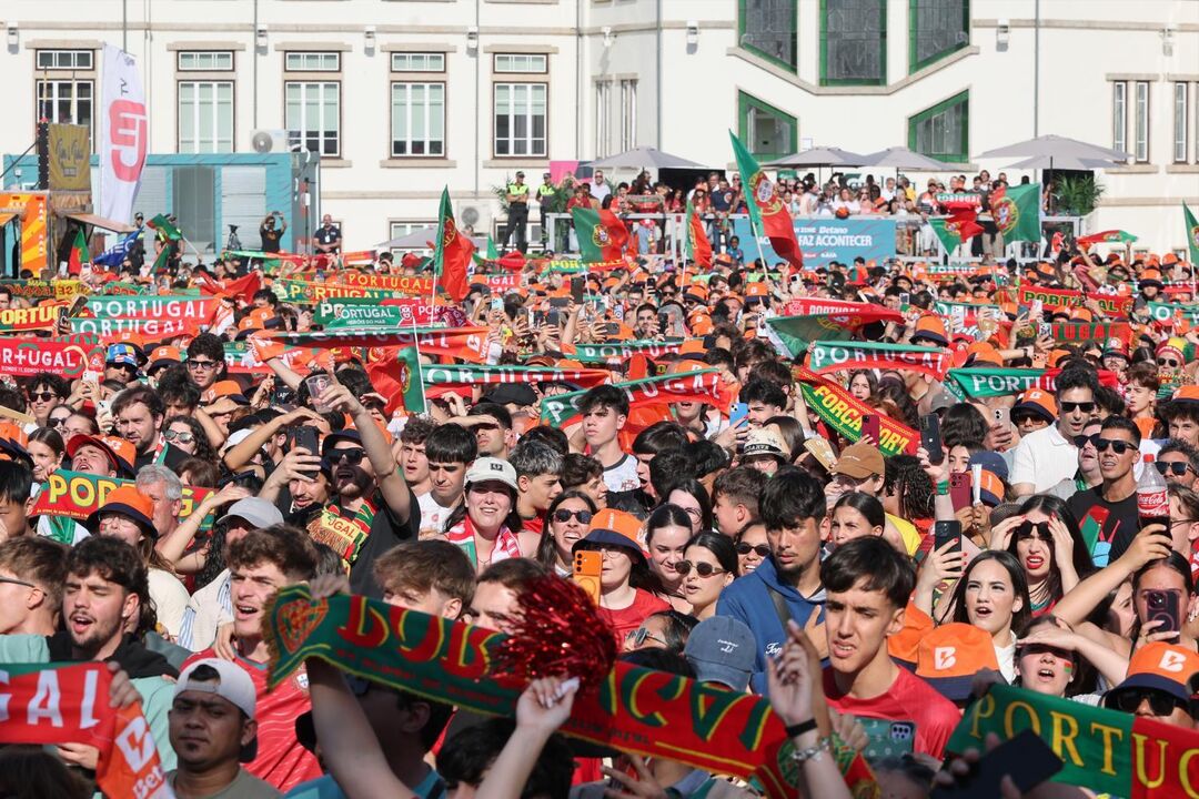 Ambiente ao rubro: as imagens da festa na Fan Zone Betano em Gaia ...