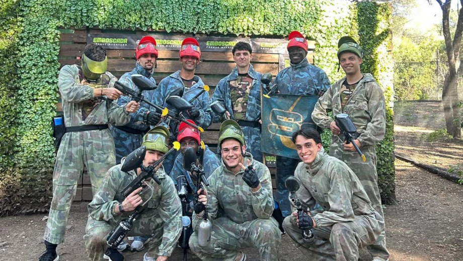 Jogadores do Benfica reunidos para uma partida de... paintball ...